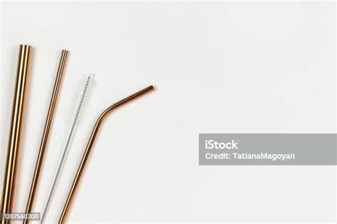 플라스틱 일회용 튜브에 환경 재사용 금속 반대에서 튜브 일회용 식기 개념에 대한 대안 흰색 배경입니다 수평 공간을 복사합니다 플랫 레이 클로즈업 탑 베 0명에 대한 스톡