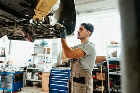 자동차 정비사는 자동차 서비스에서 자동차의 주행 장치를 수리합니다 워크숍에 대한 스톡 사진 및 기타 이미지 워크숍 차