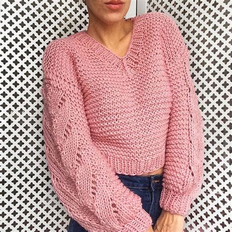 Свитер с узором на рукавах спицами от @by.abdullina - KNITTLY.ART