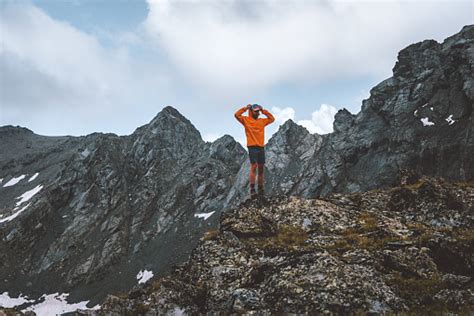 바위가 많은 산에서 솔로 트레킹하는 하이커 남자 트레킹 여행 하이킹 모험 활동적인 건강한 라이프 스타일 야외 여름 방학 탐험 지속 가능한 생활 양식에 대한 스톡 사진 및