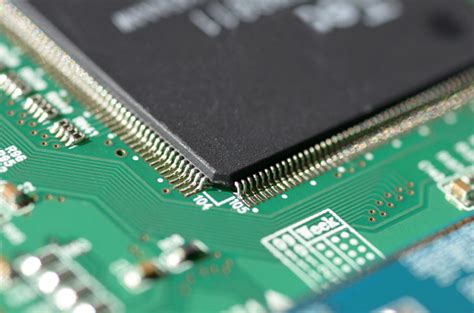 컴퓨터 기판 하드웨어 마더 보드 마이크로 일렉트로닉스 서버 Cpu 칩 반도체 회로 코어 레드 기술 배경 또는 프로세서 개념 전자 적색 질감 0명에 대한 스톡 사진 및 기타