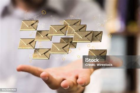 떠 있는 3d 렌더링된 황금 봉투를 향해 손을 내민 남자 의사 소통의 개념 가상현실에 대한 스톡 사진 및 기타 이미지 가상