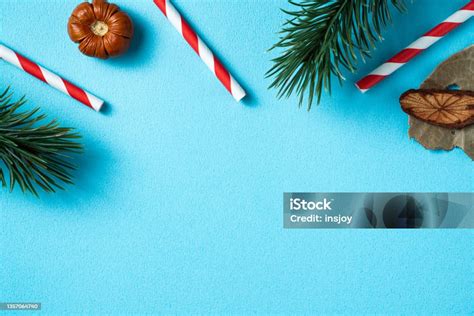 파란색 테이블 배경에 빈 공간이있는 크리스마스 장식 배경 0명에 대한 스톡 사진 및 기타 이미지 0명 12월 개념 Istock