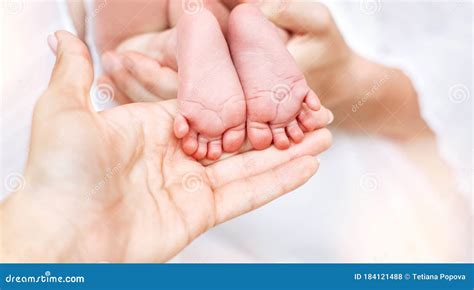 Nalgas En Las Madres Y Las Manos Madre Sostiene A Recién Nacido En Las