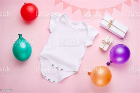 레이아웃 플랫 하다 분홍색 배경에 흰색 아기 Bodysuit 선물 여자에 대 한 레이아웃 디자인 및 로고 광고의 배치에 대 한 0명에 대한 스톡 사진 및 기타 이미지