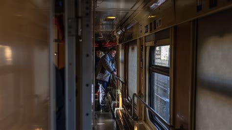 ЕВАКУАЦИЯ С ВЛАК Хора от Киев напускат града Старият континент Светът Здравей България