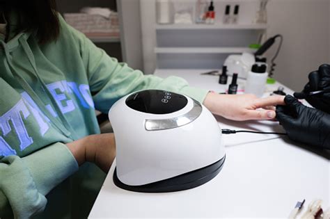 뷰티 살롱에서 여성 고객과 함께 일하는 매니큐어 마스터 자외선 램프에서 손톱 건조 2명에 대한 스톡 사진 및 기타 이미지 2명 건조한 기계류 Istock