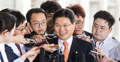 ‘뇌물수수·사학재단 횡령 홍문종 징역 4년6개월 확정