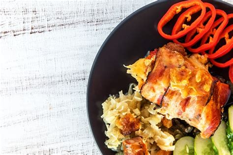 소시지를 감싸는 베이컨과 치즈로 채워진 구운 돼지 고기 롤 야채와 돼지 고기 롤 양배추 건강한 생활방식에 대한 스톡 사진 및 기타 이미지 Istock