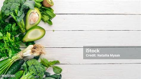 녹색 야채 그리고 과일입니다 에 흰색 나무 배경 건강 한 음식입니다 최고의 볼 수 있습니다 공간에 복사 합니다 0명에 대한 스톡 사진 및 기타 이미지 Istock