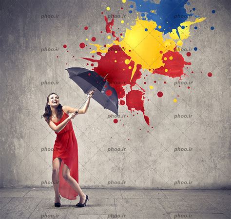 عکس با کیفیت زن با پیراهن زیبای مجلسی به رنگ قرمز و چتر به دست و رنگ