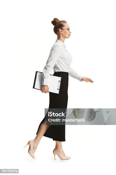 흰색 배경에 대해 격리 폴더를 들고 여자 선생님의 전체 길이 초상화 서 있기에 대한 스톡 사진 및 기타 이미지 서 있기 여자 옆모습 Istock