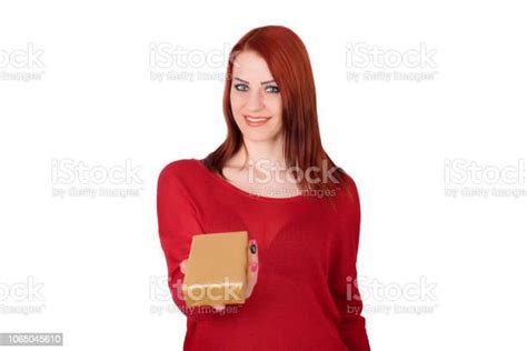 흰색 배경에 고립 된 작은 선물 상자를 들고 하는 쾌활 한 여자 귀여운에 대한 스톡 사진 및 기타 이미지 귀여운 기념일 놀라움 Istock
