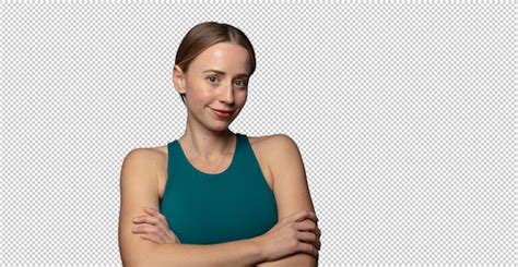 Улыбается в камеру с скрещенными руками и счастливым уверенным удовлетворенным выражением лица