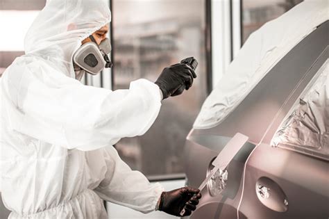 차체가 게의 도장 부스 내 자동차 부품의 색의 일관성을 확인 하는 자동차 수리점 기술자 부스에 대한 스톡 사진 및 기타 이미지