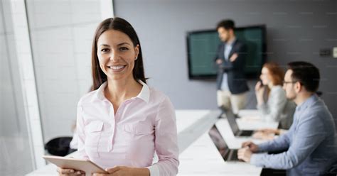 현대적인 회의실에서 열리는 기업가 및 비즈니스 사람들 회의 사진 Unsplash의 세르비아 이미지