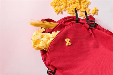 분홍색 배경에 다양한 파스타가 있는 빨간 배낭 음식 배달 개념 쇼핑 농장 쇼핑 가방에 대한 스톡 사진 및 기타 이미지 가방 건강한 식생활 건조 식품 Istock