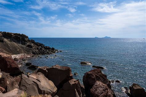 그리스 산토리니 섬의 아크로티리 마을 근처의 붉은 모래 해변의 경치 거대한 돌과 바위 에게 해 키클라데스 아름다운 자연 0명에