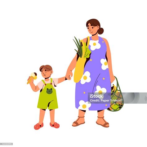 쇼핑 후 식료품 메쉬 가방을 들고 다니는 어머니 아이스크림을 먹는 아이 여자 엄마와 행복한 아이는 토트에 여름 과일과 함께 식품 가게에서 걷는다 흰색 배경에 격리된 플랫