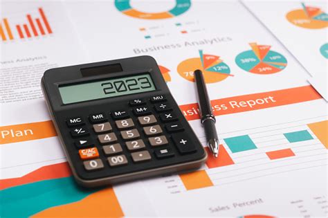 2022년이 표시된 계산기 2023년 계산기 성장 차트 분석 및 투자 영업 이익을 극대화하기 위한 사업 계획 및 전략 장기 사업 계획2023년 계산기 성장 차트 분석 및