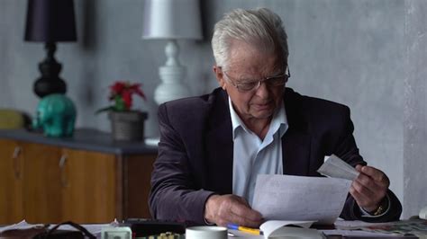 Premium Photo Senior Man Calculating His Monthly Finances At Home