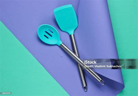 컬러 종이 배경에 부엌 도구입니다 미니멀 한 요리 는 여전히 생활 파스텔 컬러 트렌드 가정 생활에 대한 스톡 사진 및 기타