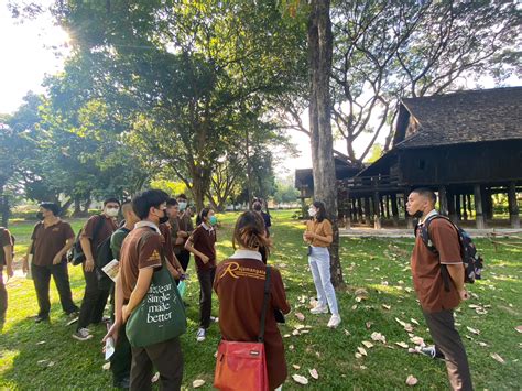 คณาจารย์และนักศึกษาจากวิทยาลัยเทคโนโลยีเเละสหวิทยาการ มหาวิทยาลัยเทคโนโลยีราชมงคลล้านนา เข้า