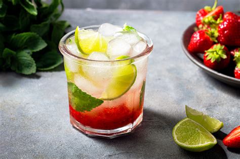 석회 딸기 회색 배경에 얼음 조각이있는 유리에 박하가있는 차가운 해독 물 복사 공간 0명에 대한 스톡 사진 및 기타 이미지 0명 각얼음 감귤류 과일 Istock