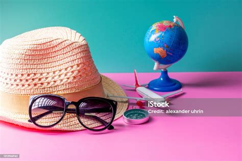 여름 주말 여행 휴가 액세서리 비행기 여권 카메라 전화 상단 보기 플랫 핑크 파스텔 배경에 누워 공간을 복사합니다 여행 컨셉 0