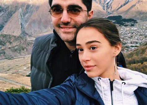 თოშა ქებურიას მოდელი ცოლი ქეთი ჟღენტი ახალ წელს ქმართან ჩახუტებული