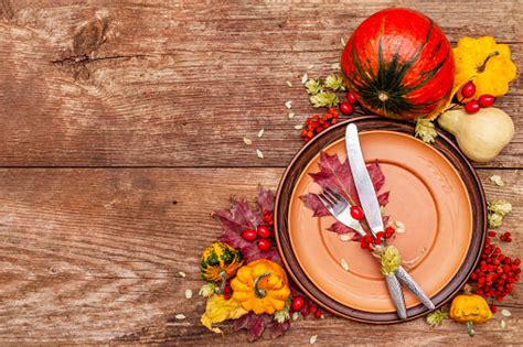 가을과 추수 감사절 저녁 식사 장소 설정입니다 야채와 열매 화려한 잎 홉 세라믹 플레이트 포크와 칼의 수확 가을 칼 나무 배경 0명에 대한 스톡 사진 및 기타 이미지