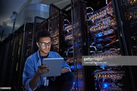 Focused Male It Technician Using Digital Tablet In Dark Server Room Informatica Lavoro Indagini