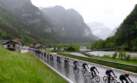 Giro Ditalia Peloton Decides To Donate Stage 19 Prize Money To Victims