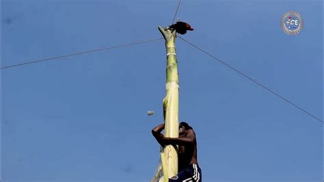 পিচ্ছিল কলাগাছে উঠে মোরগ জিতে নেওয়ার এক আজব গ্রাম্য খেলা Youtube