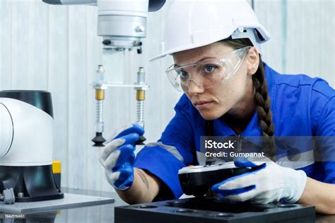 여성 자동화 기계 엔지니어 학생 연구 및 검사 제어 로봇 팔 기계 대학 또는 공장 작업장 Ai 로봇 기술 인더스트리 50 제조업의 새로운 혁신 트렌드 실험실에 대한 스톡