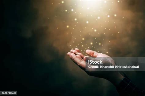 그리스도인의 생명 위기 기도 더 나은 삶을 살기를 바라는 하나님의 축복을 위해 기도하는 사람 사람은 성경으로 하나님께 기도하는 손을 건네준다 선함을 믿으십시오 기도로 손을