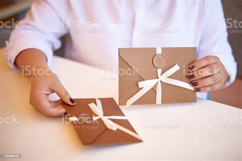 상품권 상품권 또는 할인 리본과 왁스 인감 상품권 흰색 테이블에 청첩장 카드와 청동 초대장 봉투 30 34세에 대한 스톡 사진 및 기타 이미지 Istock