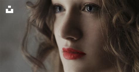 금발 머리와 빨간 립스틱을 바르는 여자 사진 Unsplash의 무료 사람 이미지