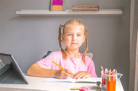 집에서 노트북 컴퓨터로 숙제를하는 여학생 가젯을 사용하여 공부하는 어린이 아이들을위한 온라인 교육 및 원격 학습 격리 중 홈 스쿨링 집에 머물러 라 학교로 돌아가기 6 7