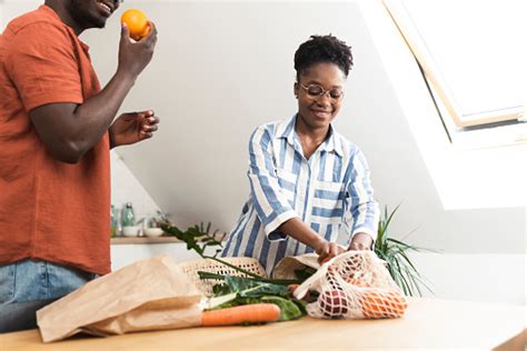 행복한 아프리카 계 미국인 부부가 슈퍼마켓에서 식료품을 가지고 집에 왔습니다 20 24세에 대한 스톡 사진 및 기타 이미지 20 24세 2명 가방 Istock