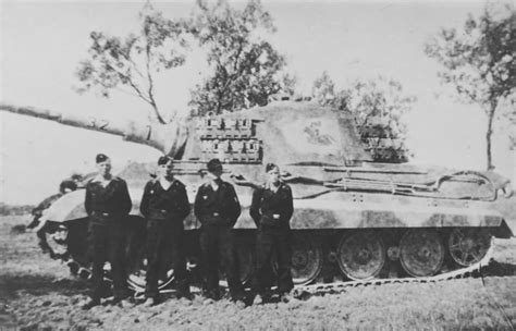 Tank Photo Crew Of The Tiger Ii Panzer Vi Konigstiger Schwere Panzer