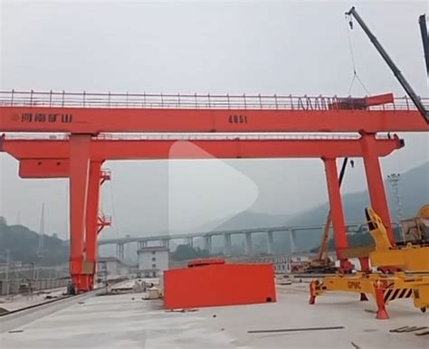 港陆起重 下旋转20 40英尺三件套内置45吨吊钩液压翻板分体式集装箱吊具万州安装现场 公司新闻 新闻中心 河南港陆起重设备有限公司