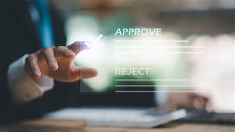 사업가 확인 및 확인 온라인 비즈니스 계약 및 승인 계약 문서 또는 보증 카드 확인 체크리스트 문서 승인 고용 프로젝트 검토 검사 보기에 대한 스톡 사진 및 기타 이미지