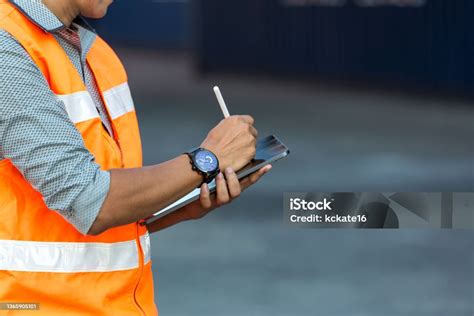 포먼 또는 작업자손 보관 태블릿을 작성 하 고 컨테이너 화물 사이트에서 컨테이너에 상품을 확인 세관 수송 기관 건물에 대한 스톡