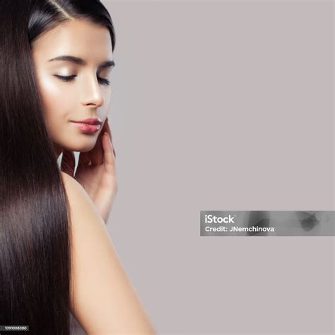 스트레이트 헤어스타일으로 건강 한 여자입니다 아름 다운 여성 얼굴 근접 촬영 갈색 머리에 대한 스톡 사진 및 기타 이미지