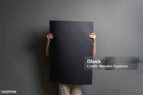 벽에 서있는 큰 빈 포스터를 들고있는 인식 할 수없는 사람 모형 템플릿 간판에 대한 스톡 사진 및 기타 이미지 간판 공란 광고 Istock