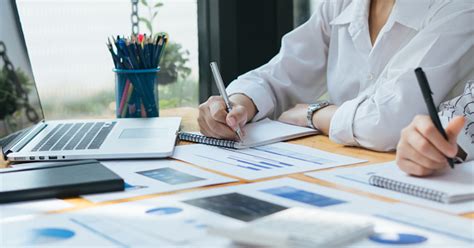 비즈니스 팀 회의 컨퍼런스 재무 데이터 및 마케팅 비즈니스 전략 프로젝트와의 작업 분석 논의 협력 회사의 이익을 창출하기 위한