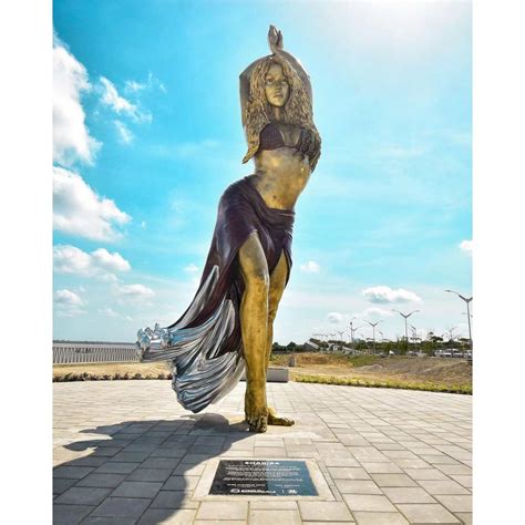 Inauguran Gigantesca Estatua De Shakira En Barranquilla Generó Ola De