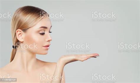 금발 여자는 그녀의 빈 손 광고 마케팅 이나 제품 배치에 대 한 복사 공간을 보여주는 귀하의 제품을 제시 하는 뷰티 소녀 금발