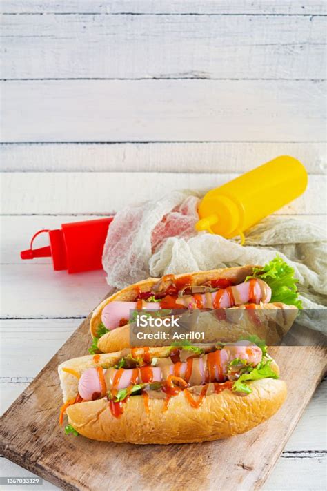 나무 배경에 케첩과 겨자를 곁들인 맛있는 핫도그 길거리 음식 샌드위치 음식에 대한 스톡 사진 및 기타 이미지 샌드위치 음식 소시지 가공육 Istock